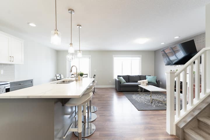 Home In Cavanagh With A/c, Self Check-in & Parking - Edmonton