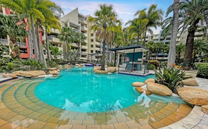 Large Studio Balcony, Spa & Pool - Windsor