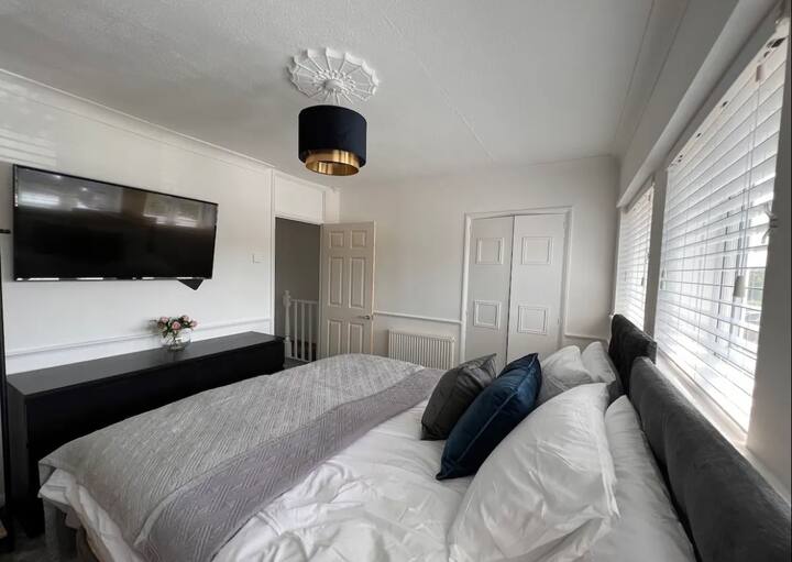 Stylish 2 Bedroom House Harold Wood - Brentwood