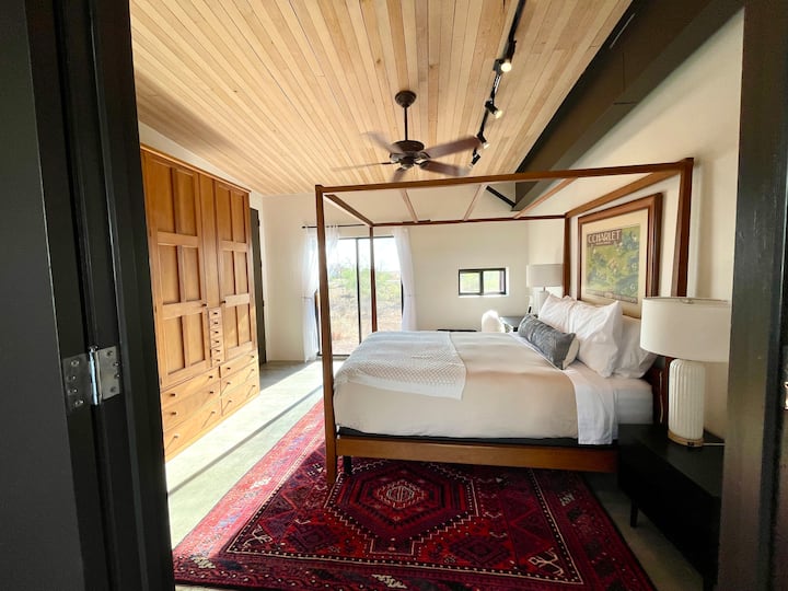 Villa Del Cielo: High End Mountain View Design - Marfa, TX