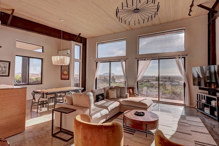 Villa Del Cielo: High End Mountain View Design - Marfa, TX