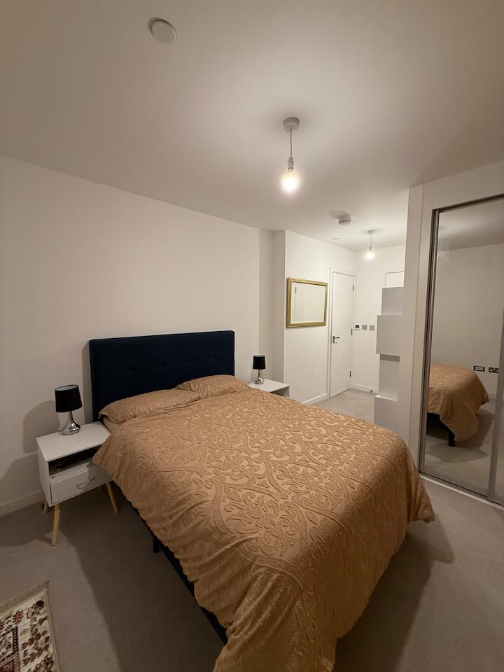 Master Bedroom With Private Bathroom And Balcony - Croydon