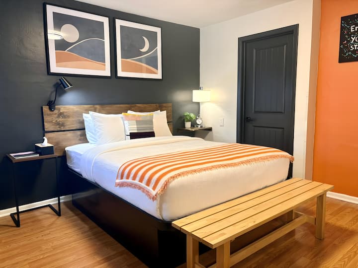 Cozy Queen Room | Near Downtown - Tesla Charger - Medford, OR