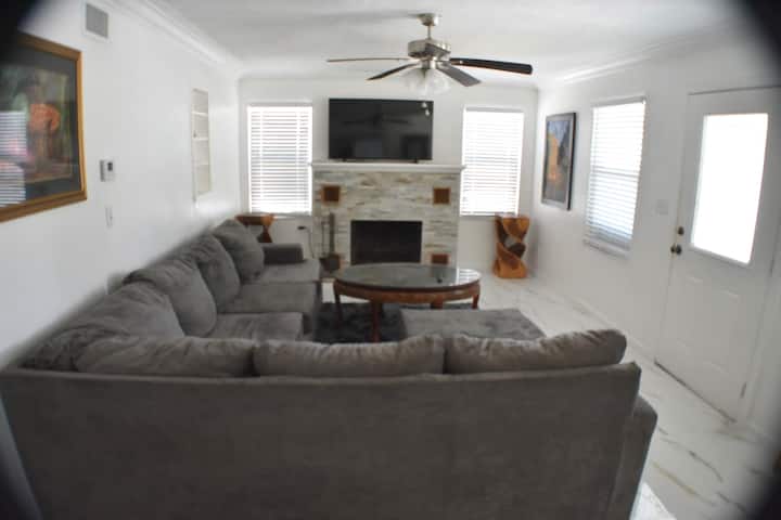 6 Min Walk To Beach 4bed 1.5bath Next To Waterpark - Daytona Beach, FL