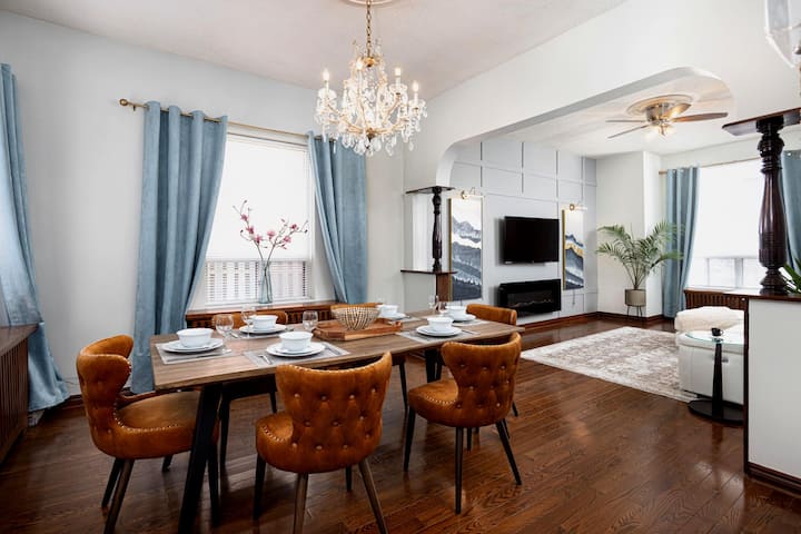 Elegant Victorian 2br • 2 Parking • Near Downtown - Toronto, ON