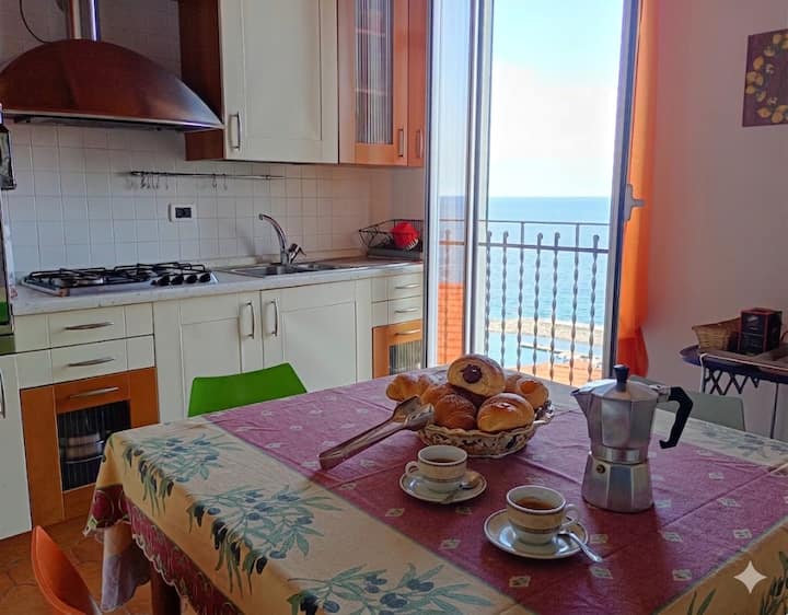 La Finestra Sul Porto: Vue Superbe Sur Le Port - Bordighera