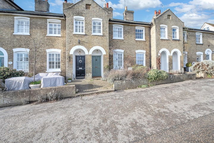 Charming 3 Church Walk, Sleeps 4 - Stanstead