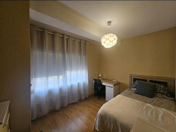 Cómoda Habitación  En Un Piso Compartido - Alicante