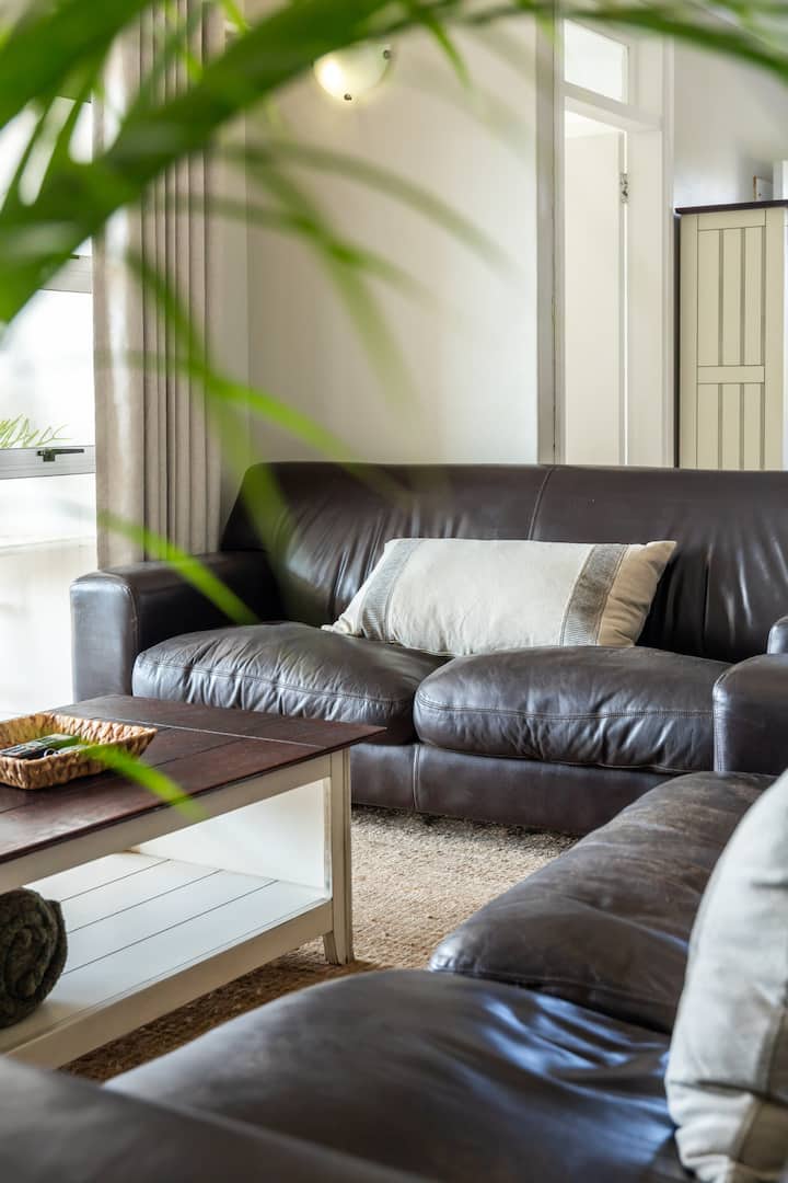 25m: Beachfront Apts 2br Pool & Seaview Sleeps 5 - Dolphin Coast