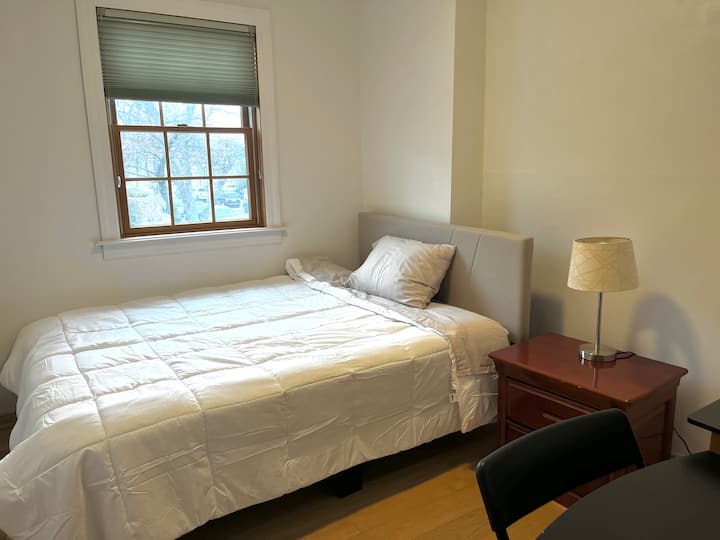 Cozy Clean 2br Near Flushing Quiet Convenient - The Bronx, NY