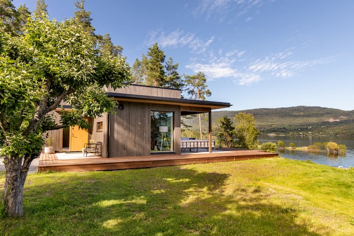 Usjenert Funkishytte Med Strandlinje - Norway