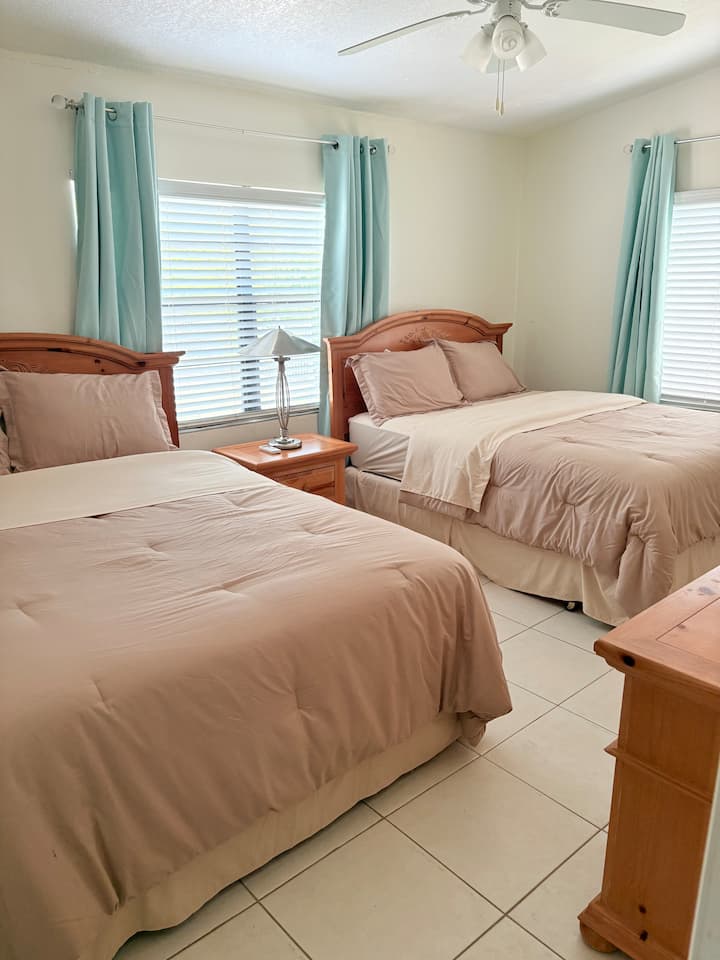 Spacious 2br Family Home In Center Of Grand Cayman - Iles Caimans