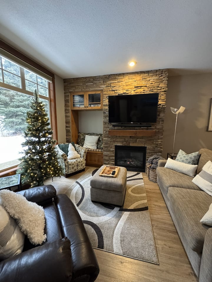 34sx Luxury Ski In/out Condo With Private Hot Tub - Sun Peaks Resort, BC
