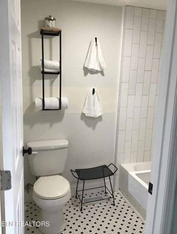 Tranquil Bedroom Unplug & Unwind - Knoxville, TN