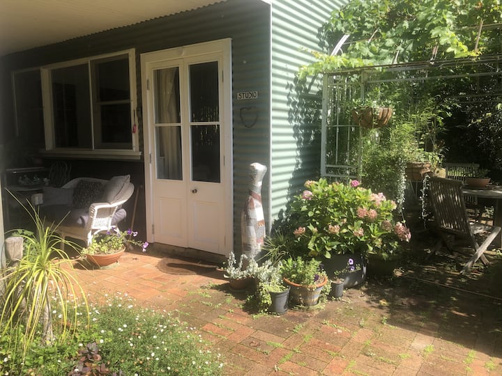 Artist's Garden Studio On Myrtle - Dorrigo