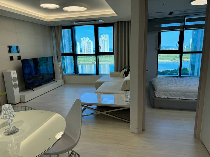송도 2bed 1ba   지하철역과 3분walk,  G Tower 5분 도보  인천대교뷰 - Incheon