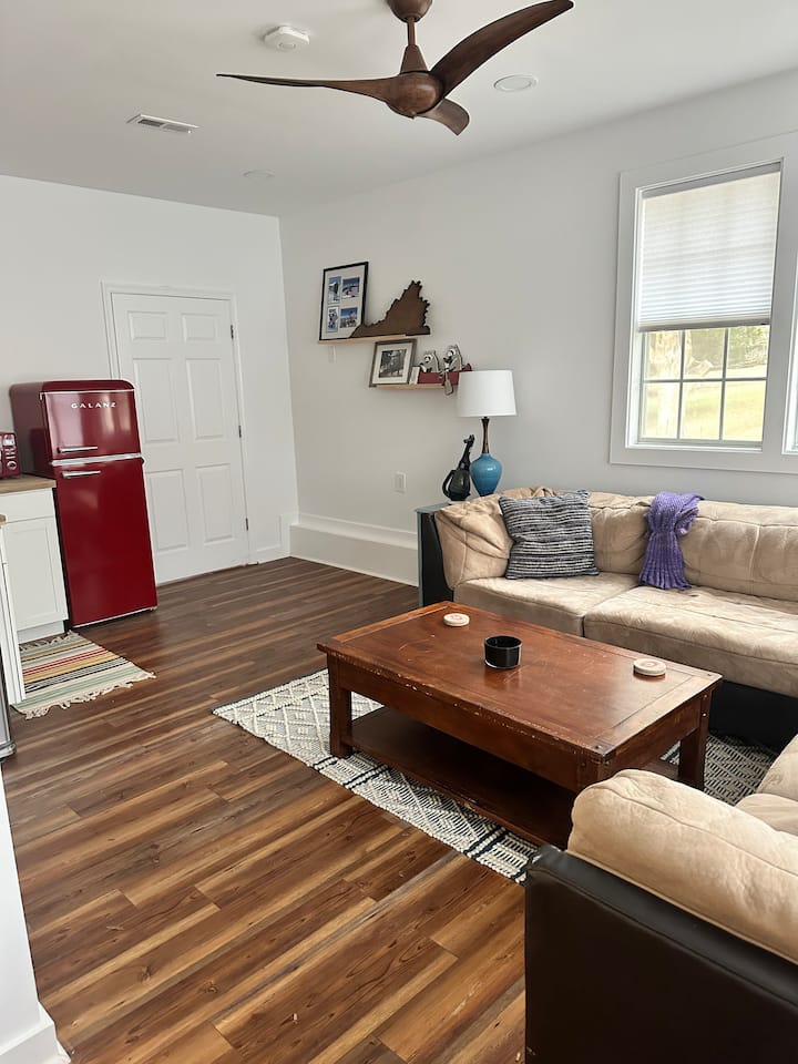 Honeysuckle Hideout: Guest House - Lake Anna, VA