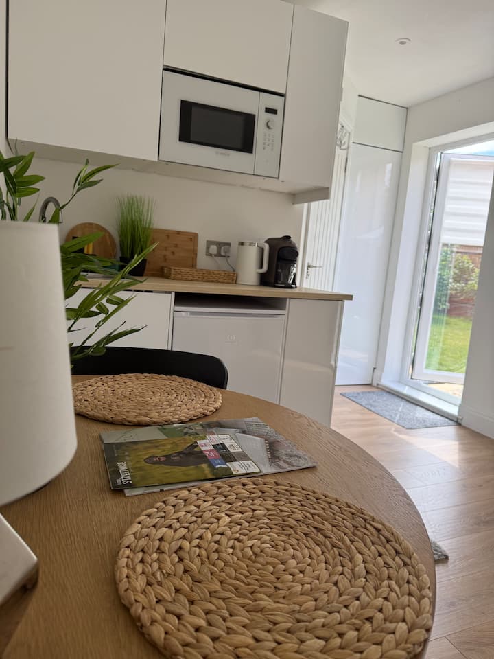 Comfy Studio In Gatwick - London Gatwick Airport (LGW)