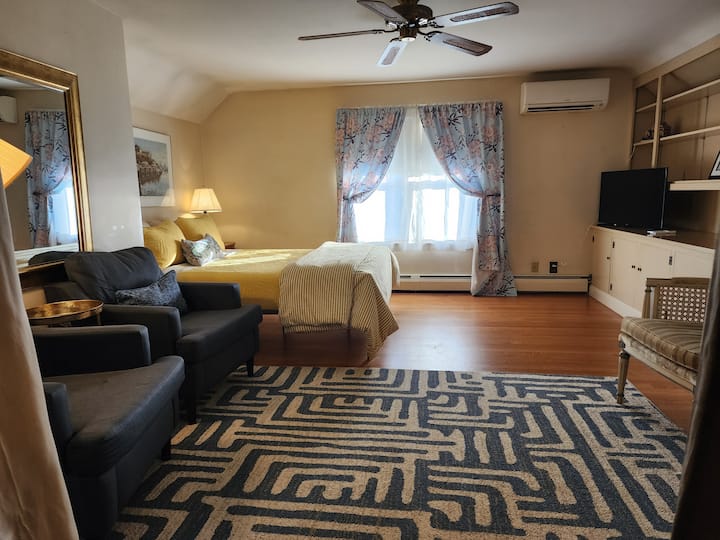 Spacious, Light Two Br Apartment - Full Kitchen - Leominster