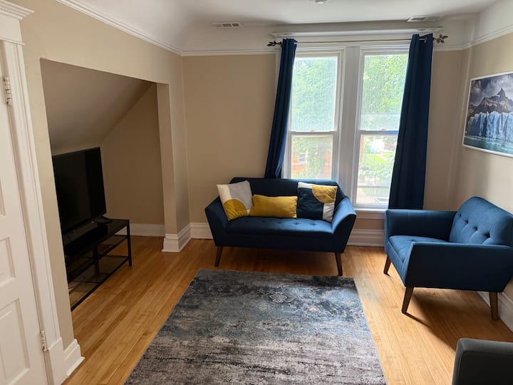 Top Floor Irving Park Chicago Great Location! - Chicago, IL