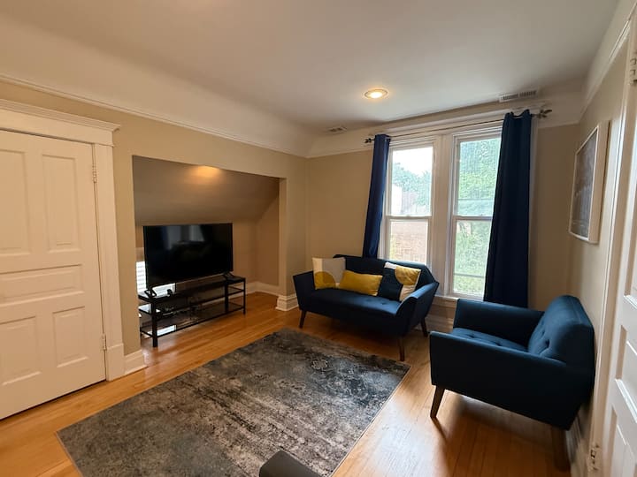 Top Floor Irving Park Chicago Great Location! - Chicago, IL