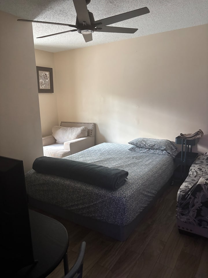 Quiet Bed Room For 1 Guest - Temple Terrace, FL