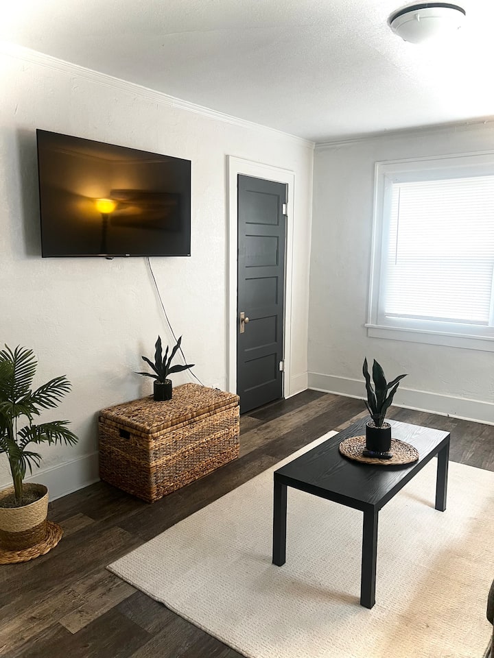 Luxe- Unit 3 Upper Unit - Pueblo, CO