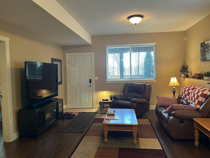 Albion Escape - Large 1 Bdrm Suite W Private Entry - 메이플리지