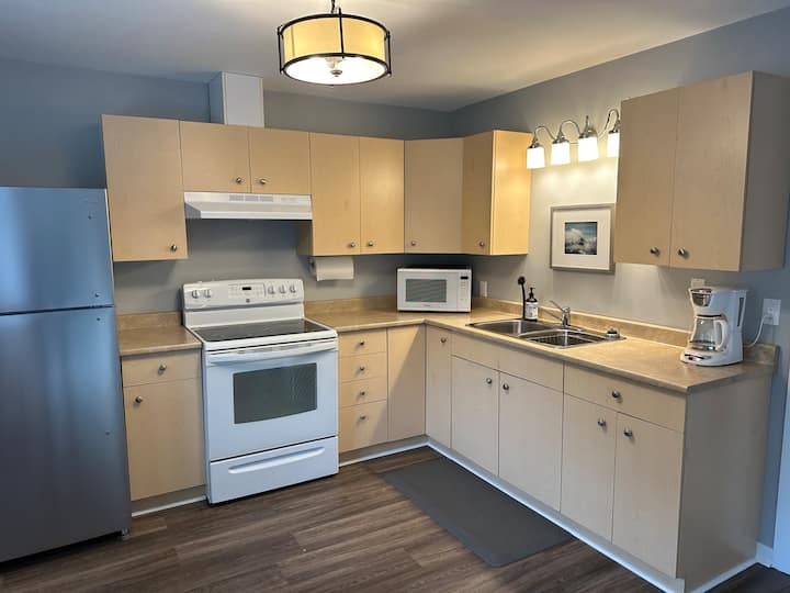 Cozy In Coombs - 1 King Entry Level Suite - Parksville