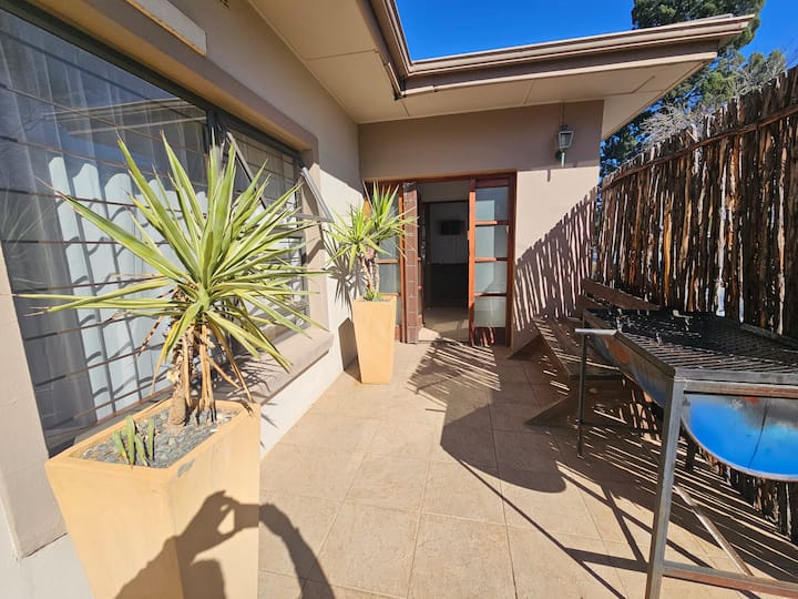 Big Unit With 2 Rooms And Living Area - Bloemfontein