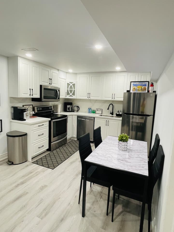 Double Bedroom Stylish Unit With Separate Entrance - Oshawa