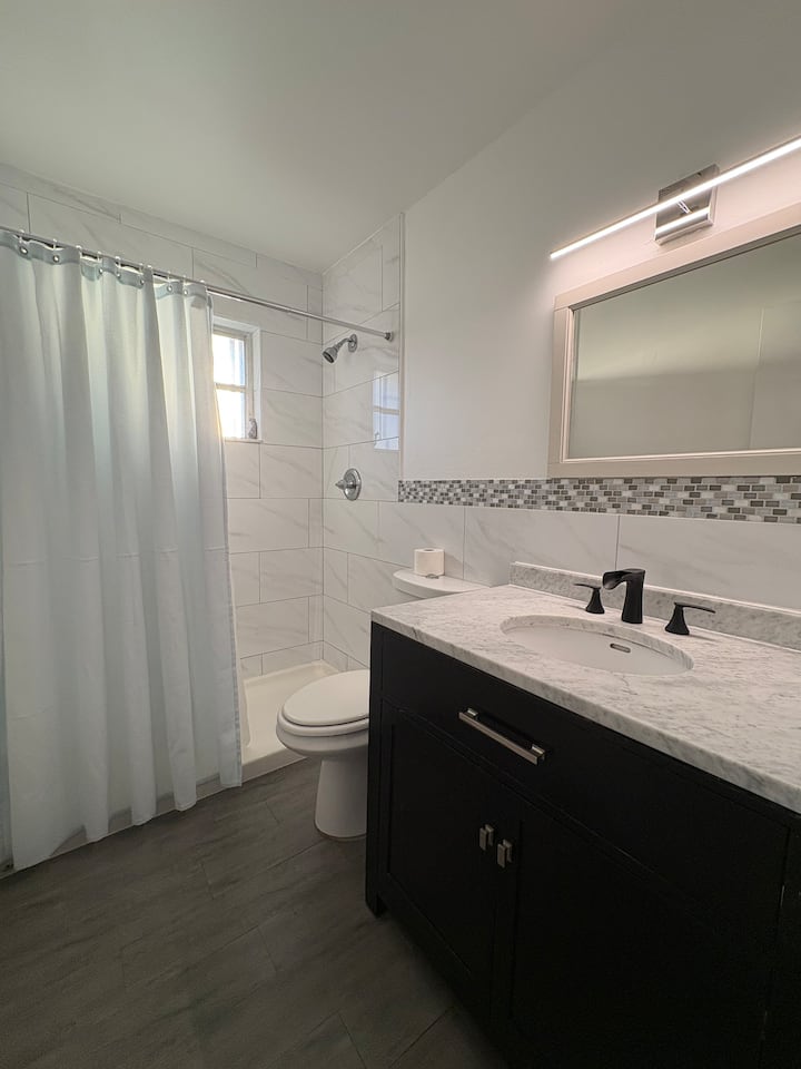 D. Walk2 Shops/parking/spotless Room/shared Bath - Miami