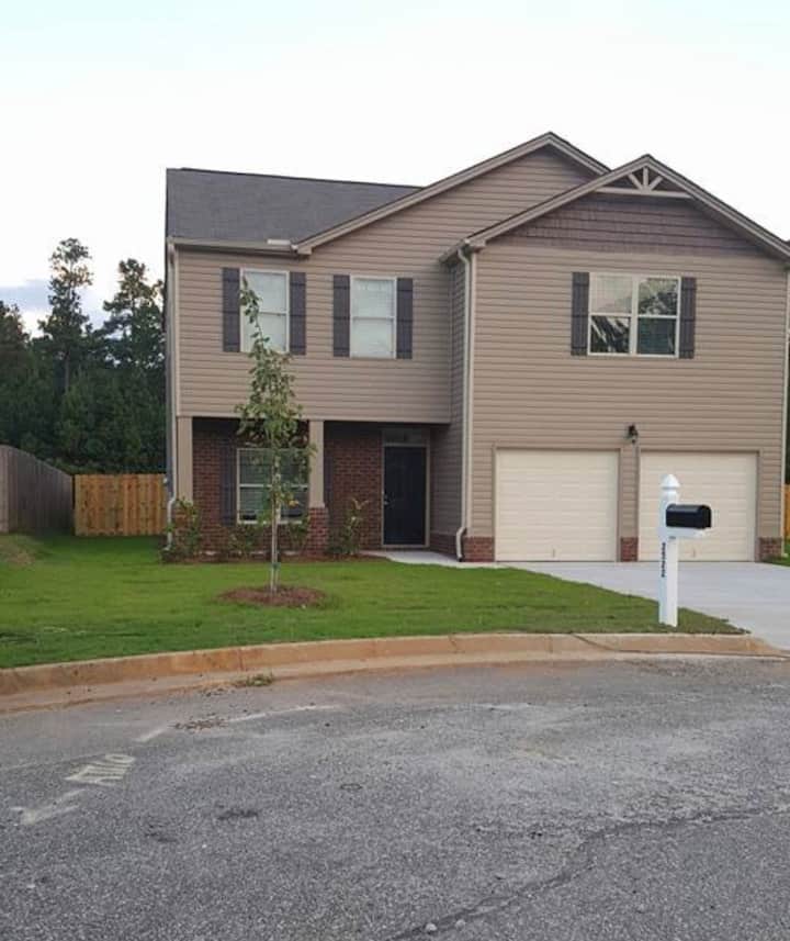 Spacious 4br Retreat | Modern And Luxury - Riverdale, GA