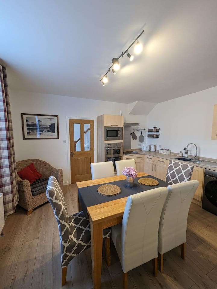 New Fully Equipped 2 Bedroom House. Sleeps 6 - Gosport