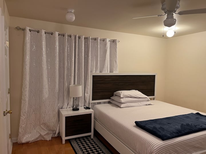 Spacious Master Bedroom - Newark, NJ