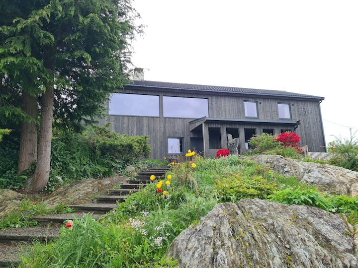 Stor Sentrumsnær Familiebolig - Leirvik