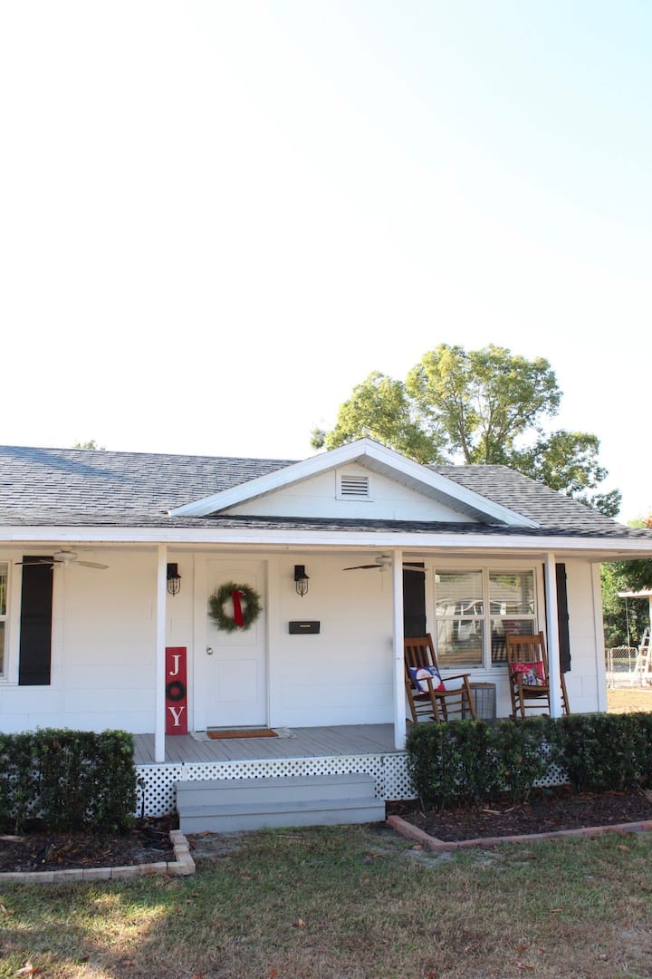 3 Bedroom Centrally-located Home - Lakeland, FL