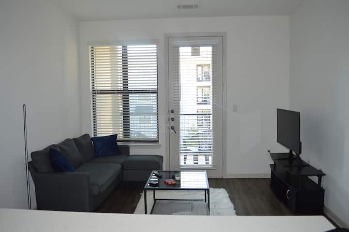 Charming Apartment With Pool, Gym, Balcony, & More - Plano, TX