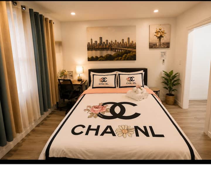 Downtown Luxury Suite, 7 Mins To Wells Fargo Center, 10 Mins To Airport, Welcome Home! - Philadelphia