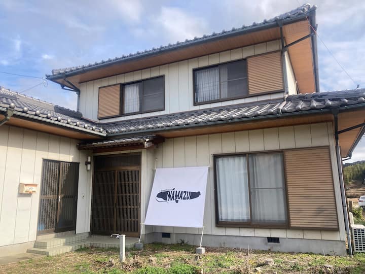 阿南市/1棟貸し/最大8名/3寝室/和室/無料駐車場/洗濯機・乾燥機あり/ - 阿南市