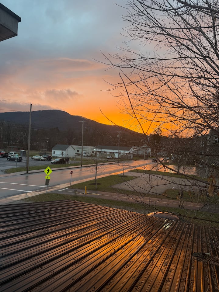 Historic Apt. Downtown Location, Close To Ski Area - Bennington, VT