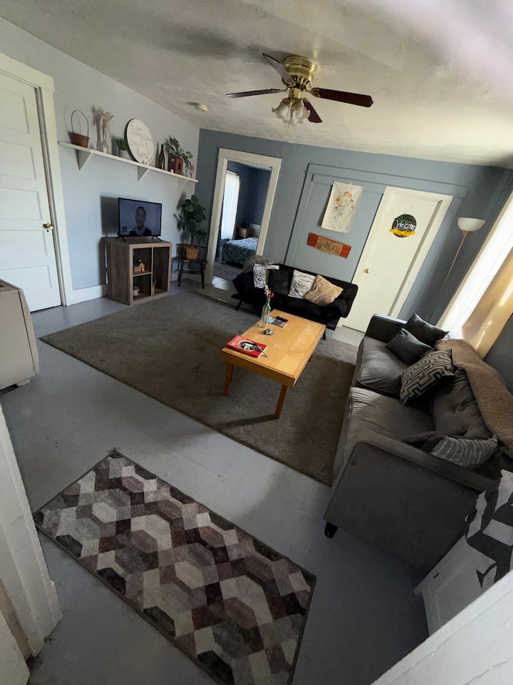 Historic Apt. Close To Downtown Bennington - Bennington