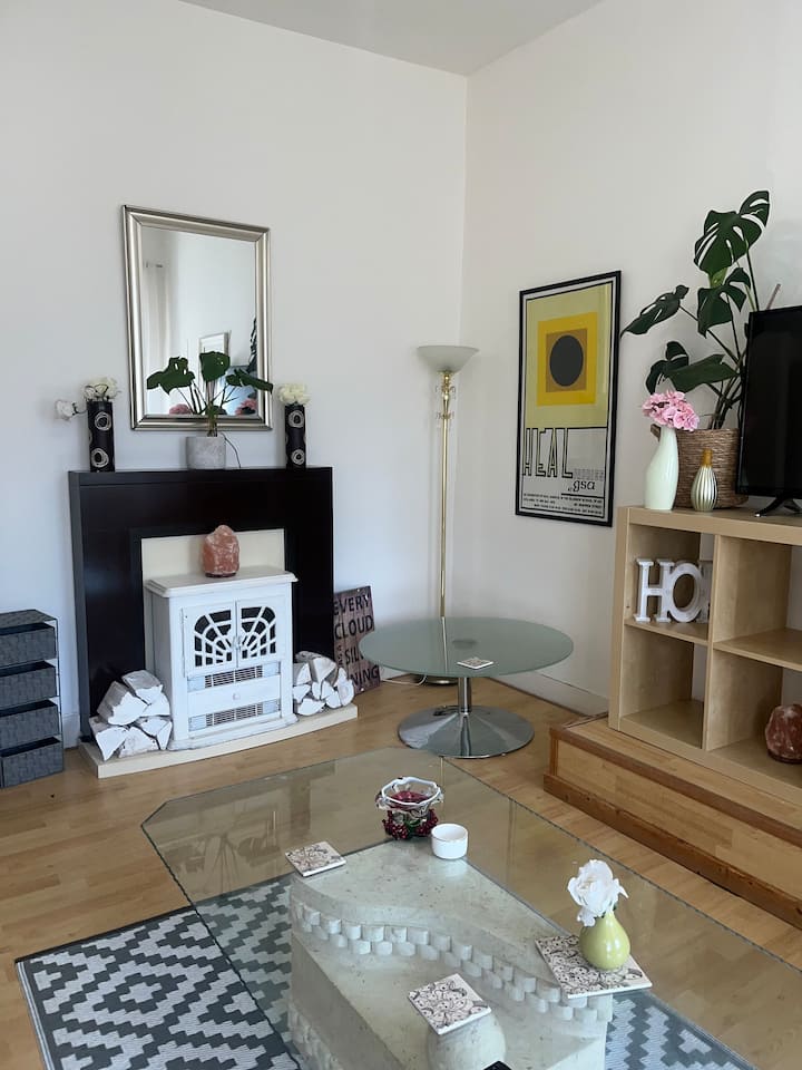 Modern High Ceiling Flat - Gourock