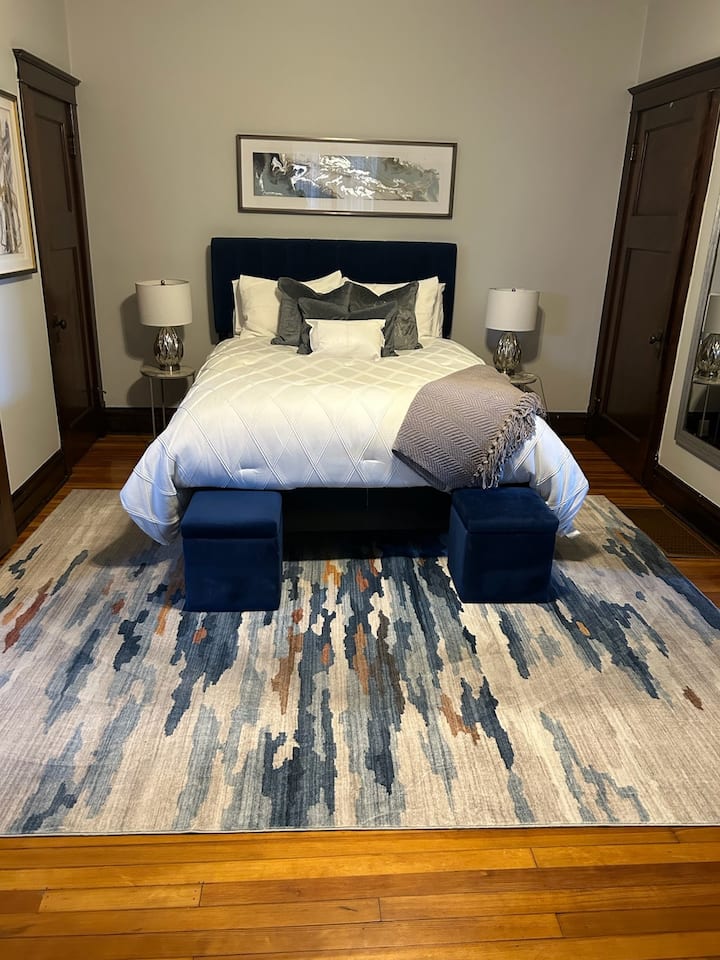 Swanky Apartment 1st Floor Unit. - Clayton, MO