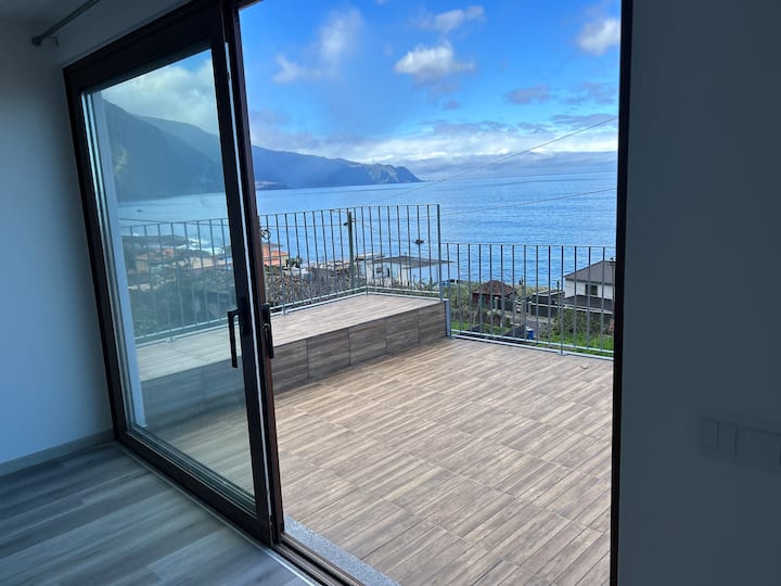 Bright Ocean Penthouse : Balcony Walk To The Beach - Madeira