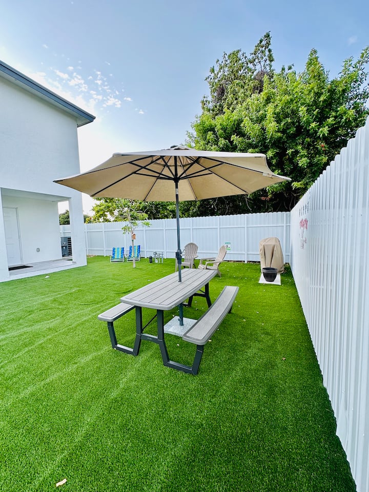 Sunflowermia*fenced Turf Patio*grill*freeparking - Miami Lakes, FL