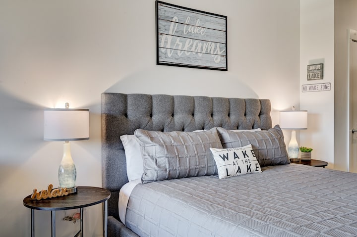 Mountain-view Lakeside Condo Studio + Full Kitchen - Henderson, NV