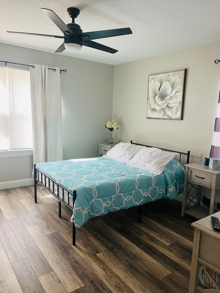 Selene's Cozy Cottage Home - Salina, KS