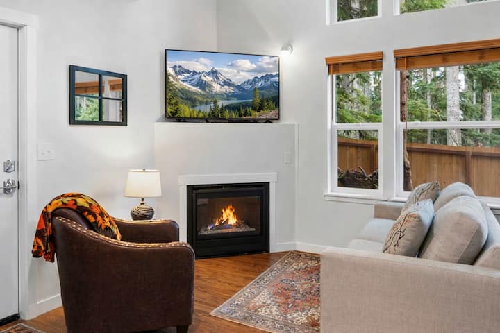 Rainier Cabin W/ Wifi, Fireplace, & Hot Tub - Ashford, WA