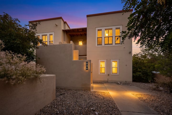 Quite Home - Biopark | 2-car Garage | Old Town - Albuquerque, NM